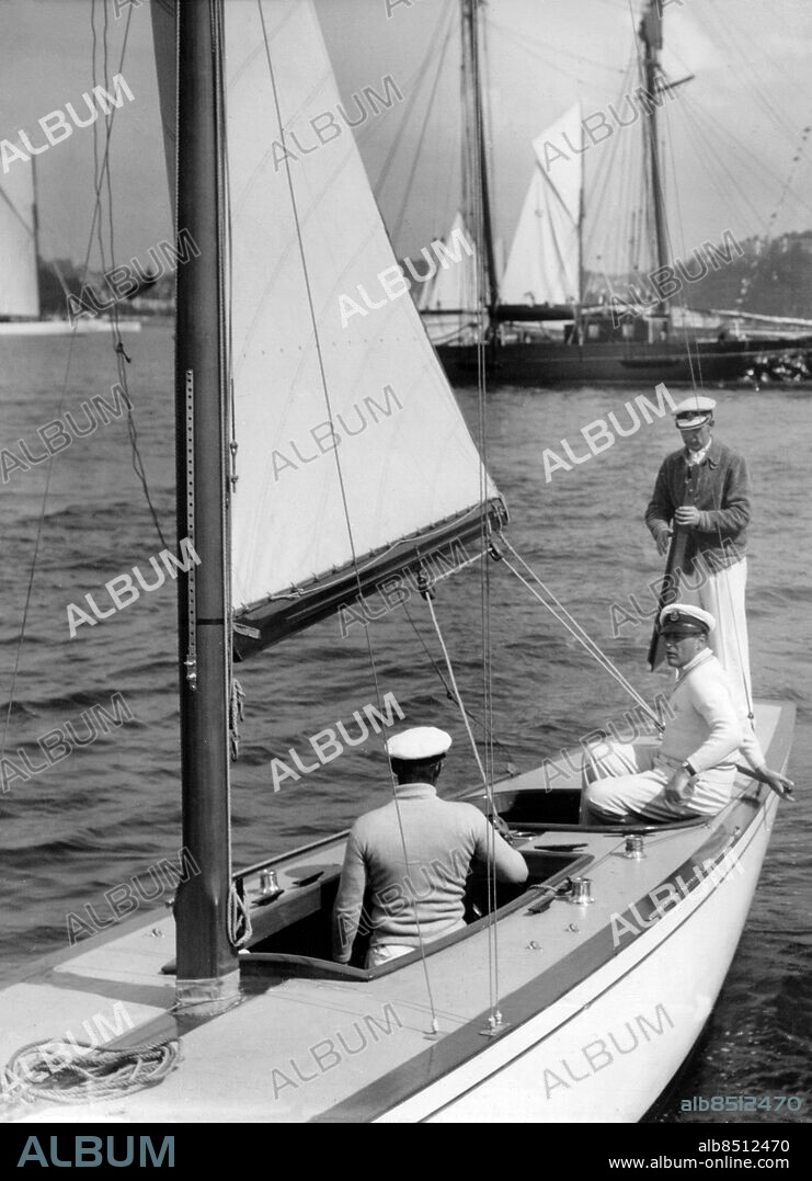 KRONPRINS OLAV I SEGELTÄVLING - Album alb8512470 KRONPRINS OLAV I SEGELTÄVLING - Album alb8512470