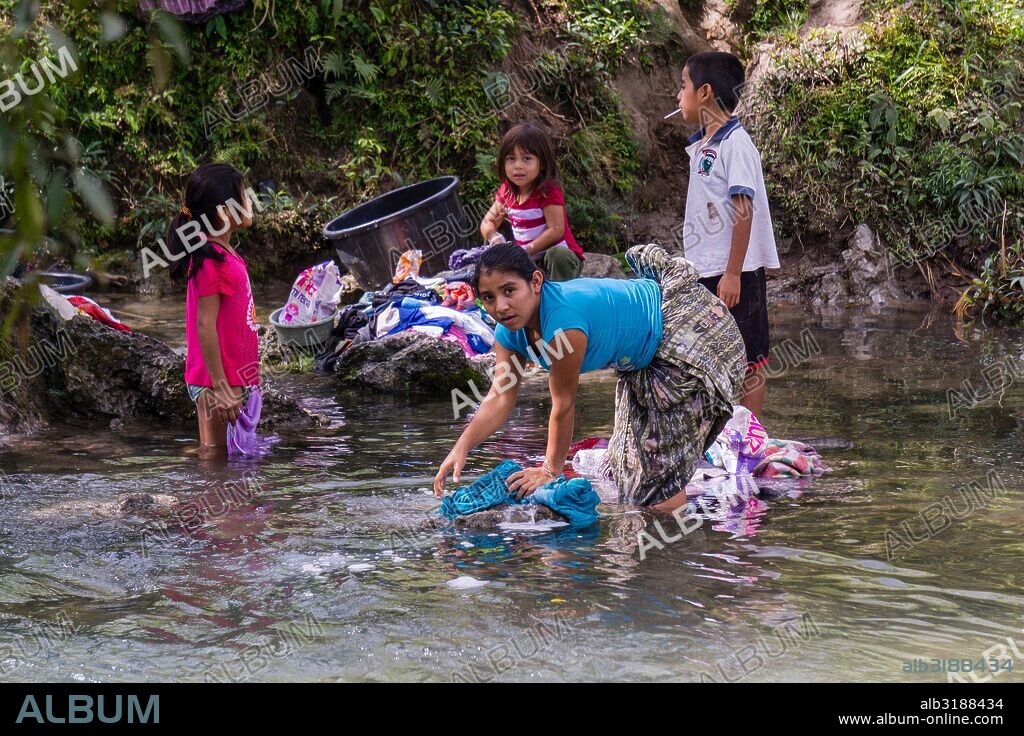 Lavando Ropa En El Rio
